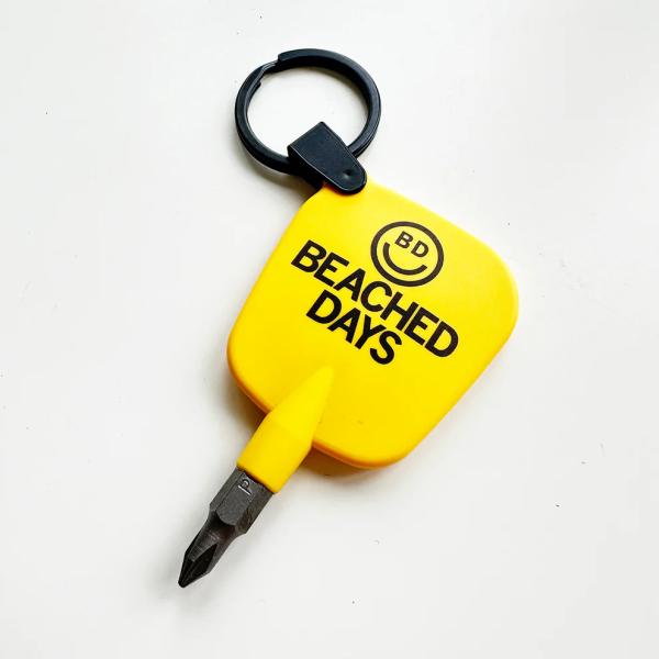 "アレ!? ドライバー忘れた！"トリップ時、海に入る前にフィンセットするのにドライバーを忘れてアタフタ汗…　サーファーあるあるネタですが、車のキーやキーフォルダーにセットしておけば心配無用のドライバーキーチェーン。プラスとマイナスが差し替え...