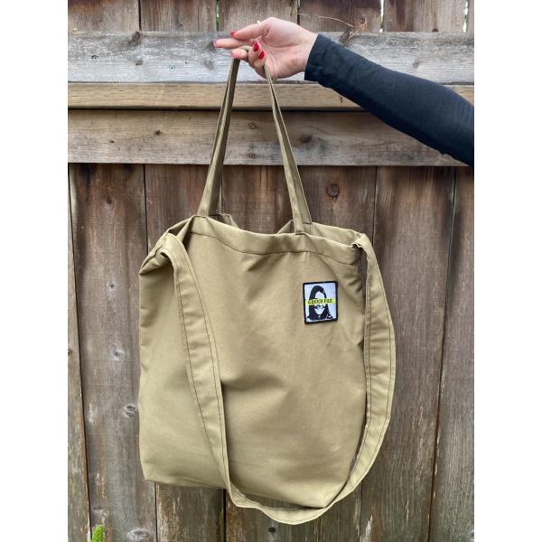 _____________________________________________________________PRODUCTビーチからレコードショップ巡りまで、さまざまなシーンで活躍する 「Beach City Bag」。カリフ...