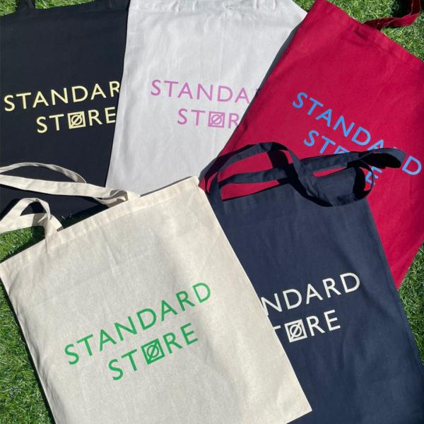 スタンダードストアオリジナルグッズ●STANDARD STOREのオリジナルのトートバック●パステルカラーを採用しているため、女性の方も使いやすいデザインとなります●軽量かつ持ち運びしやすいため、エコバックとしても利用可能●コンビニ・スーパ...