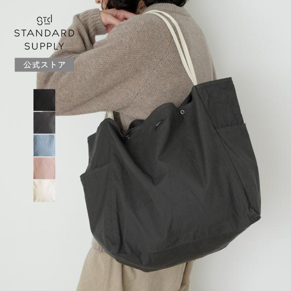 大容量のトートバッグです。小さくたたむことができるので、お買い物時のマイバッグや旅行時のサブバッグとしておすすめです。持ち手の間隔が広く、ベビーカーのハンドルにも掛けられるのでマザーズバッグとしてもお使いいただけます。持ち手部分のアクリルテ...