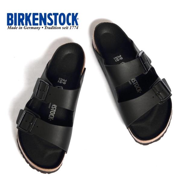 そのデザインで何十年も愛され続けるユニセックスサンダル、BIRKENSTOCK Arizona。時代を超えて愛され続けたこのダブルストラップデザインで、すでにカルト的な存在となっているサンダルです。カラーコーディネートされたフットベッドでア...