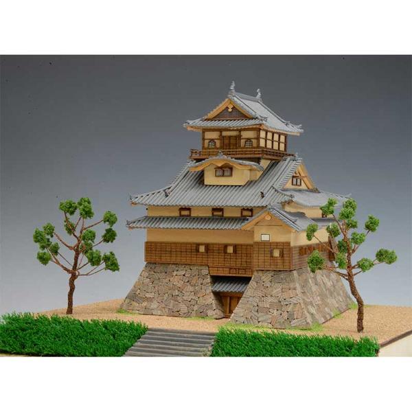 白木建築摸型において、レーザー部品が使われた作品はその精巧さに加え、レーザー効果で陰影が強調され、より深みのある見栄えの良い作品に仕上がります。天守台の加工精度を上げ、石垣台紙に石垣模様を印刷し、組み立てやすいキットに改良しました。飾り台は...