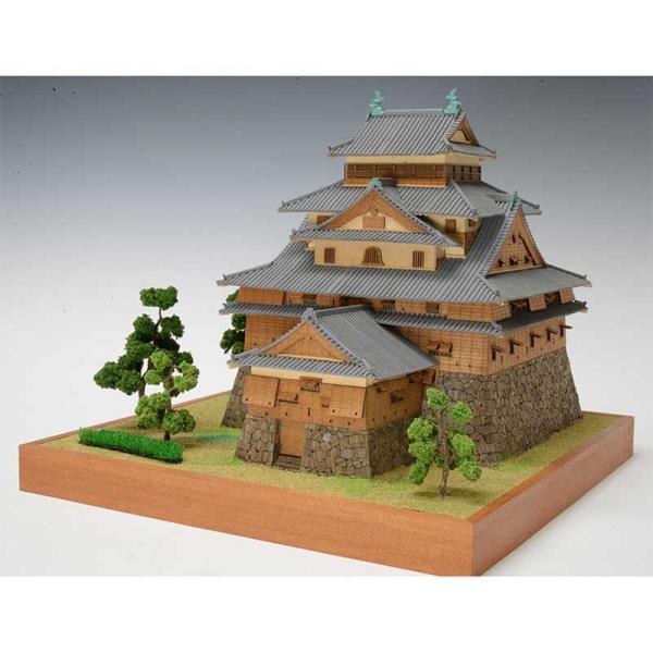 現在の島根県松江市殿町にあり、大橋川を外堀とする輪郭連郭複合式平山城です。構造は、本丸を中心に掘、東に中郭、北に北出丸、西に後郭、東から南にかけ外郭、西から南にかけ二の丸が囲んでいます。二の丸の南には一段低く三の丸が配されています。【キット...