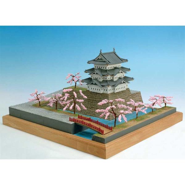 レーザー加工部品を使った精密な天守を中心に、堀を含めた城郭を再現。石垣は神代材に石組の模様を一体でレーザー彫刻し、組み立てやすく、かつリアルに表現しています。公園内に咲く春の桜木を配置し、優美な弘前城をさらに盛り上げています。【キット内容】...