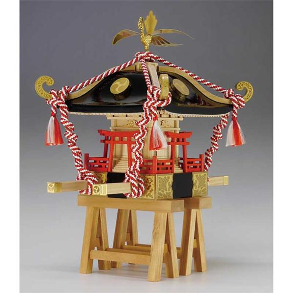 レーザー加工部品で構成され組み立てやすく、精密で完成度の高い作品に仕上がります。屋根板材には神輿の特徴である棟上部がふくらみ、下方が反り返る独特の勾配曲線に対応できる特殊な木材を使用しています。白木造りでも、お好みの色で塗装をしてもお楽しみ...