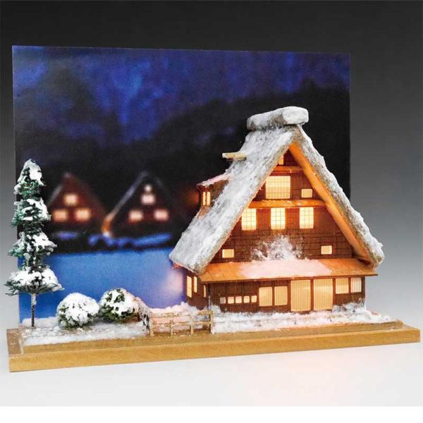 冬景色に包まれる合掌造りを、中央でカットした形で再現しました。雪景色の壁紙の他、雪の情景を表現できるよう、スノーパウダー・樹木 (針葉樹1本・ツゲ2本) もセットされています。付属されている電球で灯りを点灯すると、あたたかな雰囲気が広がりま...
