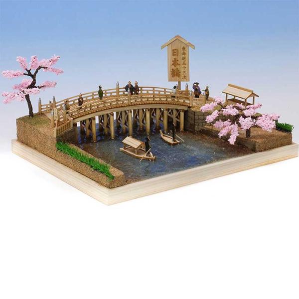 江戸時代の浮世絵を参考に、木造の日本橋を再現しました。日本の伝統ある風景をコンパクトに凝縮し、精密なレーザーカット加工により簡単に組み立てができます。お好みで塗装したり、情景模型作りにも最適です。【キット内容】材質：ヒノキ・神代タモ等の天然...