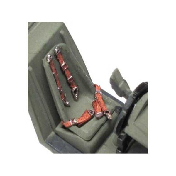 1/72スケールの独軍機用シートベルトです。ファイバー製です。金具を塗るだけの簡単作業で効果は抜群。6機分入り※この商品は塗装、組み立てが必要です。※プラモデル本体は別売りです。■キット内容：6セット■材質：ファイバー紙■メーカー：和巧検索...