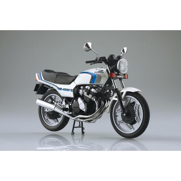 「ロングセラー400マルチ」完成品バイクシリーズに登場！1984年に再登場した400ccクラスの人気モデル、Honda CBX400Fが完成品バイクシリーズに登場です。特徴的なカラーパターンやホイール形状、X状のエキゾーストパイプなど、通称...