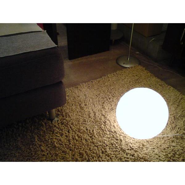 インテリア照明の定番のボールランプです。■サイズ：Ｗ２０×Ｄ２０×Ｈ２０ｃｍ■材質：ガラス、メタルベース■電力量：４０Ｗまるで月のような落ち着いた優しい光でお部屋を包み込んでくれます。サイズ的に邪魔にならないサイズです。シンプルでどこにでも...