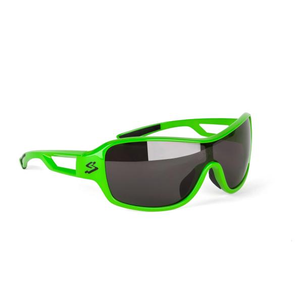 SPIUK TROPHY GREENは、鮮やかなグリーンフレームが特徴のスポーツサングラスです。エネルギッシュなデザインが、アクティブなシーンで際立ち、視界に新鮮な印象を与えます。軽量で耐久性に優れた素材を使用しており、長時間の使用でも快適...