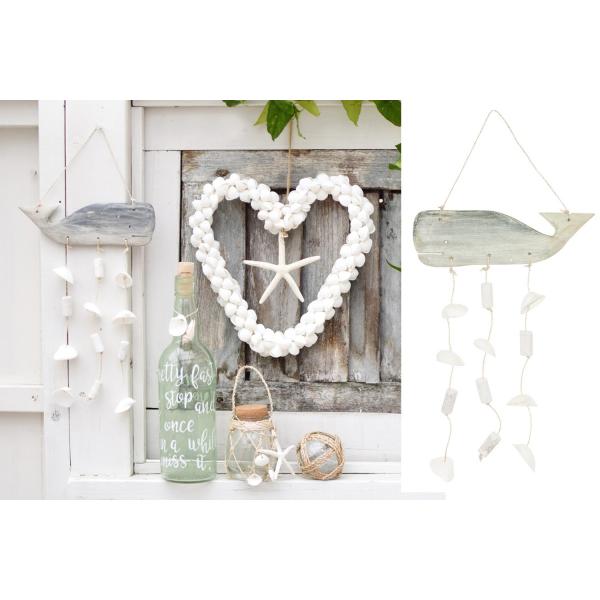 木製のクジラと貝を組み合わせたガーランド。マリンの雰囲気にピッタリです。※天然素材のため、独特のにおいがあります。匂いが気になる場合は、風通しのいいところに置いておくと多少、和らぎます。原産国：フィリピンサイズ：約19×TH40cm※ネコポ...