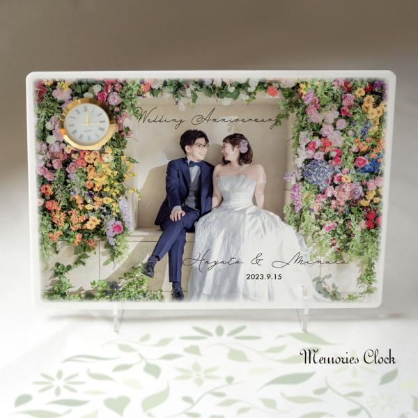 結婚式記念品贈呈用にご両親へ贈るメモリアルクロックを製作します。アクリル製の置き時計です。小さな直径3.7cmの時計付き。写真、名前、ご希望メッセージを印刷します。ご注文後に写真を送付するだけで簡単オーダー。ご希望の写真をご用意ください。「...