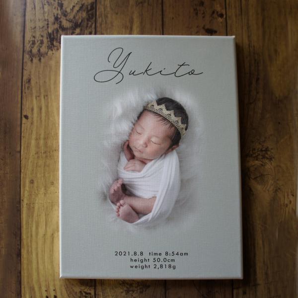 高さ33センチ、横24センチのキャンバスにお子様の写真を印刷致します。周囲をほんわかぼかして背景色は「セージグリーン、クリーム、ホワイト」の3色から選べます。文字はお子様の名前、出生日、時間、生まれたときの身長、体重をお入れします。■記入文...