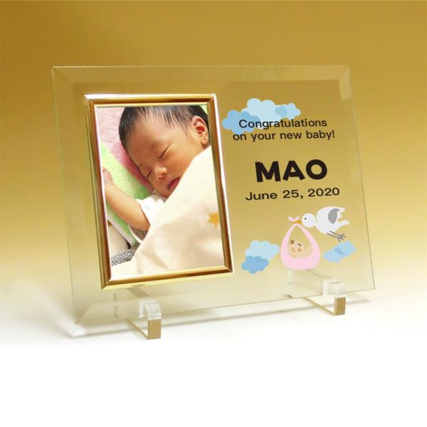 我が家にコウノトリが赤ちゃんを運んできました！出産祝や出産内祝いにお使い頂けるオーダーメイドのガラス製フォトフレームです。お名前、出生日、メッセージを印刷します。写真はL判を入れる事が出来ます。【簡易プリント写真サービスについて】ギフト用に...