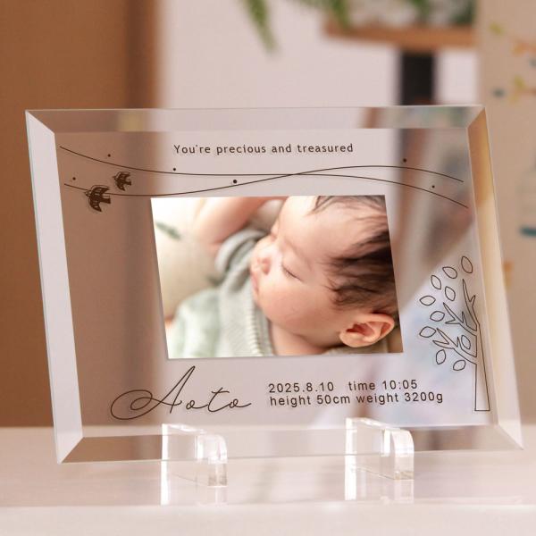 赤ちゃん誕生のお祝いにデザインしたガラスプレートです。家族に幸せを運んでくる「ハッピーバード」をモチーフにしました。ご両親へ出産祝いのお返しに「内祝い」やお友達の出産のお祝いに。文字内容はお子様のお名前、出生日、時間、生まれた時の身長体重を...