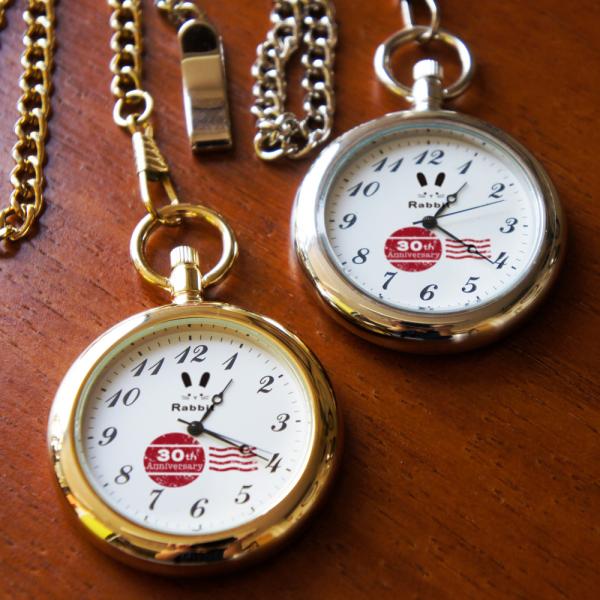 鉄道時計タイプのオープンフェイス懐中時計です。本体色は金、銀がございます。ご希望の画像を文字盤に印刷するオーダーメイドの時計です。オリジナルデータ入稿も可能です。【裏面名入れ】裏面ステンレス部分にレーザー彫刻で名入れ（1320円）が可能です...