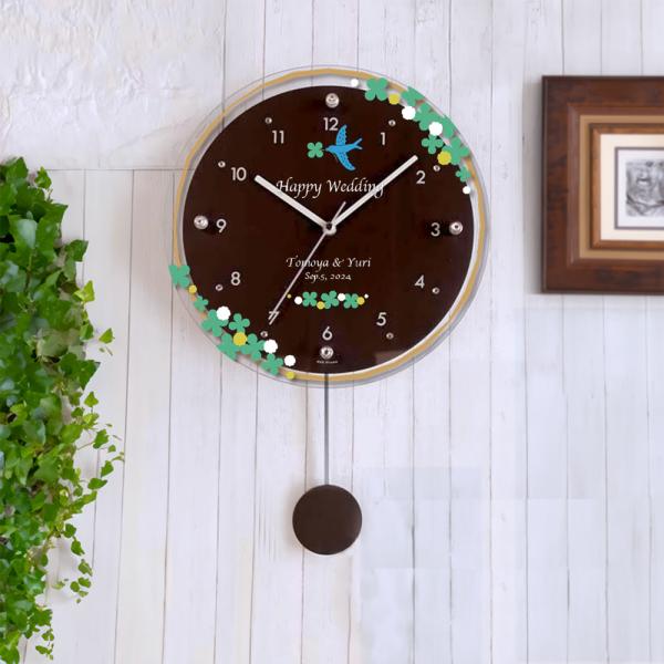 イラストデザインを選んで、ご希望のメッセージをガラス面にカラープリントできる振り子時計です。贈答品として、結婚式・結婚記念日・新築祝いなど様々なお祝いに喜ばれる振り子時計。ゆっくりスイングする振り子が、心落ち着かせる「リラックス時間」を優し...