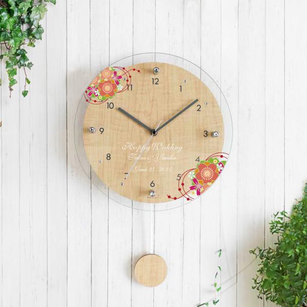 イラストデザインを選んで、ご希望のメッセージをガラス面にカラープリントできる振り子時計です。贈答品として、結婚式・結婚記念日・新築祝いなど様々なお祝いに喜ばれる振り子時計。ゆっくりスイングする振り子が、心落ち着かせる「リラックス時間」を優し...