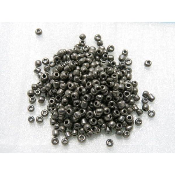 商品説明：<BR> 　　　　　　　　　商品名：　ガラスビーズ メタリック ノーマルタイプ(M)<BR> 　　　　　　　　　サイズ：　約2.5mm x3mm　（穴は約1mm）<BR> 　　　　　　　　　数量...