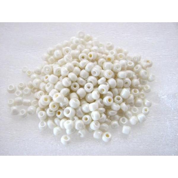 商品説明：<BR> 　　　　　　　　　商品名：　ガラスビーズ(M)<BR> 　　　　　　　　　サイズ：　約2.5mm x3mm　（穴は約1mm）<BR> 　　　　　　　　　数量：　約100個（4g)&lt...