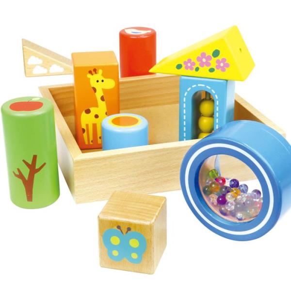 振ると音が鳴るかわいいつみき！商品サイズ木箱：200×200×43ｍｍセット内容円柱（ビーズ）×1、円柱（大）×2、円柱（小）×1、直方体（木玉）×1、直方体×1、立方体×1、三角×2、木箱×1