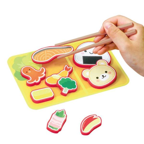 おはしを使って自分だけのかわいいお弁当をつくろう！商品サイズたべものパーツ（EVAシート）：240×150×7mm、シール：212×132mm、お箸：175mmセット内容たべものパーツ（EVAシート）×1、シール×1、お弁当箱シート×1、お箸×1