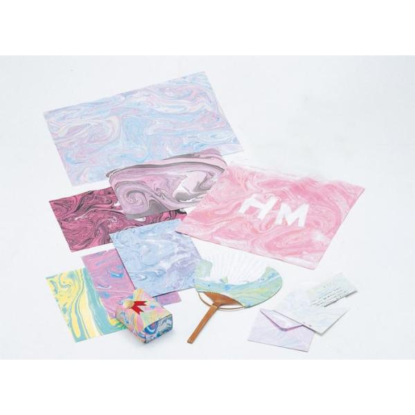 彩液は水溶性顔料の新素材で、にじみ絵やマーブル染(カラー墨流し）が手軽にできる絵の具です。紙、布などあらゆる物に染められ、千代紙などの美しい色模様が簡単につくれます。彩液は混色も自由ですから、色数も増やすことができます。 商品サイズセット内...