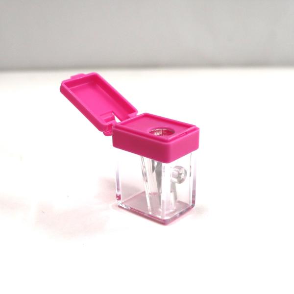 [メール便発送はできます]フタ付き・けずりカス収容ケース式ポケットシャープナー受験や野外スケッチなどに携帯できるミニ鉛筆削りけずりカス受・収容ケースがついていますので、廻りを汚すことがありません。寸法：２３×１７×高さ３９ミリ※ケース内のけ...