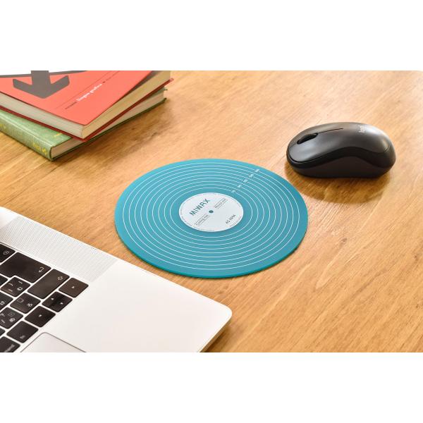 ミワックス レコードカッティングマット＆マウスパッド MX-V7-BU ブルー7インチレコード盤のようなマット。マウスパッドとしても使えるカッティングマット寸法：直径 １７cm（正円形）厚さ：２ミリ材質：オレフィン樹脂色：ブルー前面：レコー...
