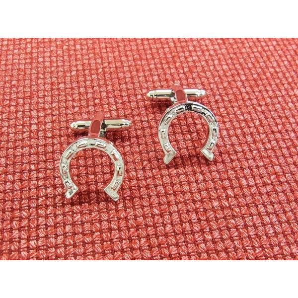 馬の蹄鉄のカフスです。競馬好きの方はもちろんの事、クラシックを感じさせるデザインは、ワンポイントとしてバッチリ。◆素材：真鍮等◆サイズ：約２ＣＭ