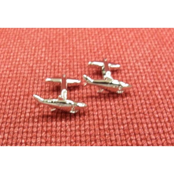 サメのカフスです。シンプルながらかっこよさのあるカフス。ワンポイントとしてバッチリ。◆素材：真鍮等◆サイズ：約２ＣＭ