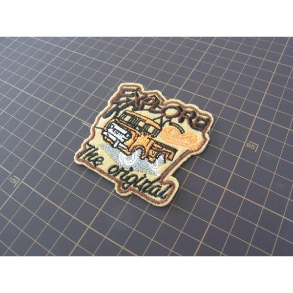 レトロなキャブトラックのワッペン。クラシカルなカラーリングで、古着や、パッチワークに最適です。◆刺繍ワッペン（ノリナシタイプ）◆サイズ：タテ約７ＣＭ　ヨコ約７ＣＭ