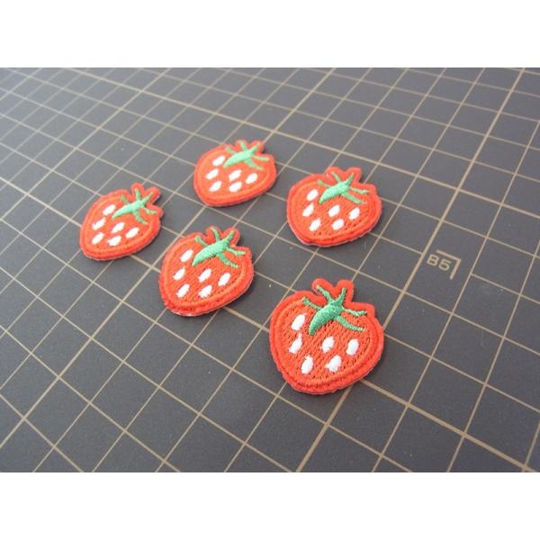 人気のかわいいイチゴのワッペンの、5個セットです。小さめで、フルーツのワッペンは、幼稚園・保育園のスモッグに合いそうです！◆刺繍ワッペン（アイロンタイプ）◆サイズ：タテ約2CM　ヨコ約2CM