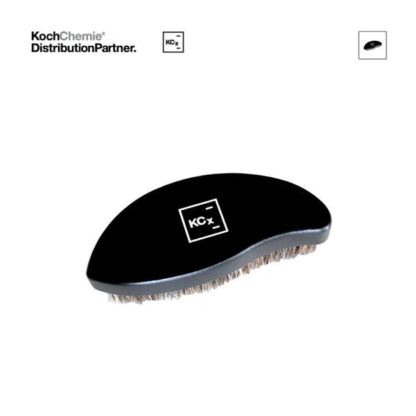 【商品説明】厳選した馬毛を使用した美しい形状のレザーブラシです。人間工学に基づく形状は手にフィットして非常に使いやすく、選定された馬毛素材が人工皮革のアルカンターラや天然皮革のどちらにも効果的に使用できます。アルカンターラ、レザー、合成皮革...