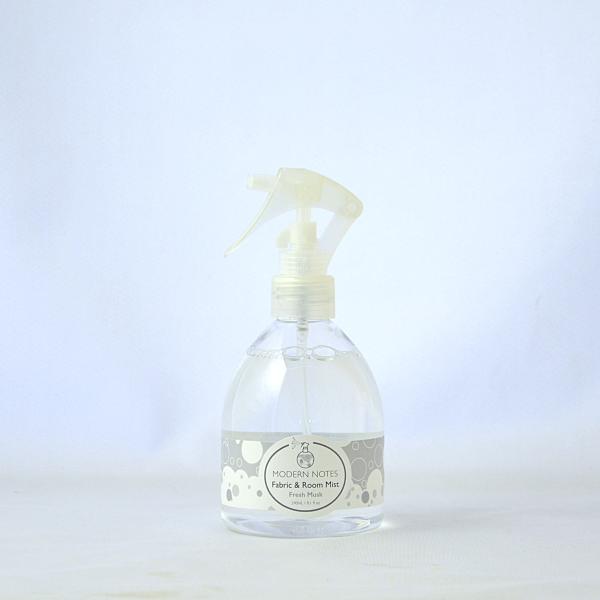 気分を変えたいとき、お部屋のにおいが気になるときにさっとスプレーするだけで上質な香りが広がります。6大生活臭に！除菌・抗菌・消臭成分配合です。※6大生活臭とは...・玄関　・生ゴミ　・トイレ　・生乾き臭　・車　・くつ箱一流調香師により厳選さ...