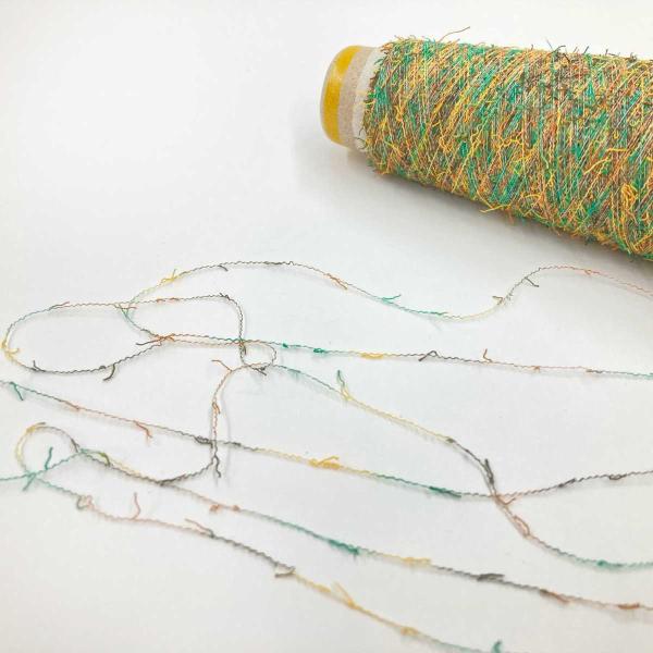 STELLA完全オリジナル！極細のグラデーションカールヤーン。引き揃えに１本添えると絶妙なアクセントになるでしょう。◆番手22番◆素材:アクリル70%ナイロン30%引き揃えに、ラッピングに、作品のアクセントに、ハンドメイド全般に幅広くお使い...