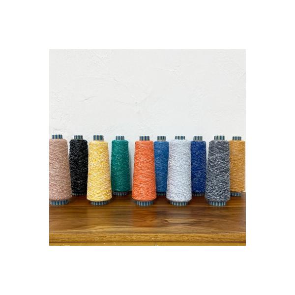 コットン毛糸と一緒に引き揃えで大活躍！手編み、手織りにおすすめ！レーヨンとアクリルのスラブ糸をグラデーションカラーにしたオリジナル糸。トライスピナー方式という特殊な紡績機で作られていますので、撚りが甘く膨らみのある糸になっています。アクリル...