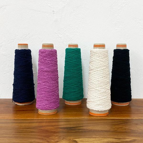 コットンスラブにレーヨンの光沢糸が巻かれたナチュラル糸。（現品限りで終売となります）◆素材：コットン65%レーヨン35％◆番手：4.1番（中細）長さ約200ｍあります。自然でナチュラルな色合いをお試し下さい。※お使いのモニター環境により実物...