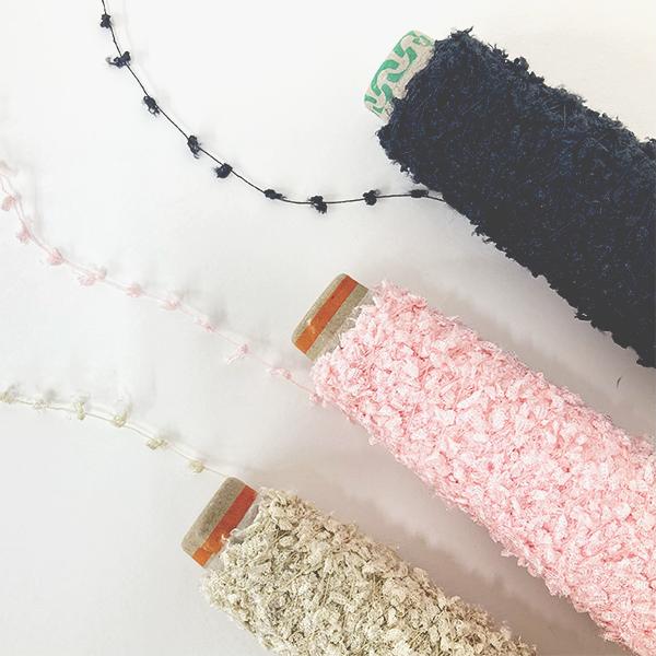 STELLAオリジナル！TELLAオリジナル！【引き揃え糸におすすめ】小さな花束ミニブーケ（巾広タイプ）3色から選べます！染色用カセを当社にて染色しました。◆番手1番◆素材:ナイロン100%引き揃えにピッタリのデザイン。その他ラッピングやハ...