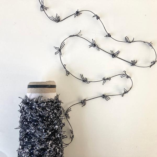 シルバーラメラッセルで作ったモールヤーン。引き揃えのアクセントに如何でしょうか。お求めやすい特別価格でのご提供です。◆番手：2.4番◆素材：ポリエステル100%ハンドメイドの作品作りにお役立て下さい。※お使いのモニター環境により実物と色が違...