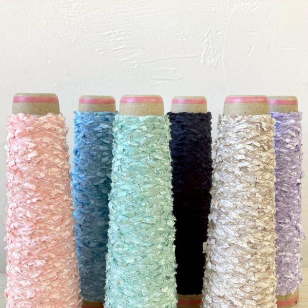 シングルフラッグの片羽バージョン。代表的なカラーでご用意しました。引き揃えのアクセントに如何でしょうか。お求めやすい特別価格でのご提供です。◆番手：5.4番◆素材：ポリエステル100%ハンドメイドの作品作りにお役立て下さい。※お使いのモニタ...