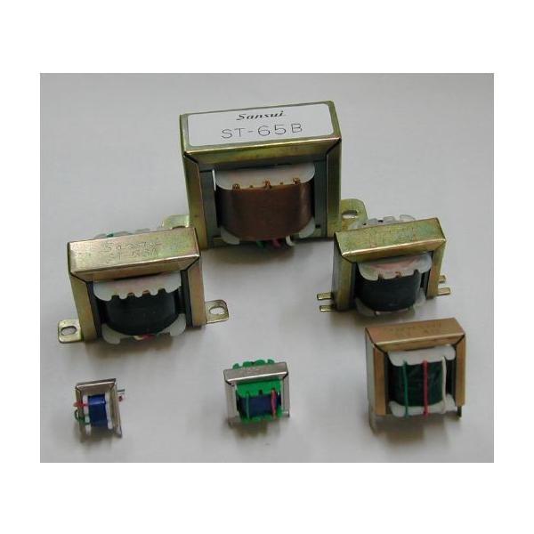 サンスイのSTシリーズは主として信号伝送用として仕様され、高性能、高信頼性、高品質。時代と共に改良を重ね、各分野で高く評価されています。パーマロイ鉄心、ポリウレタン電線等、ハイグレードの材料を効果的に使用するという思想は不変です。リード線引...