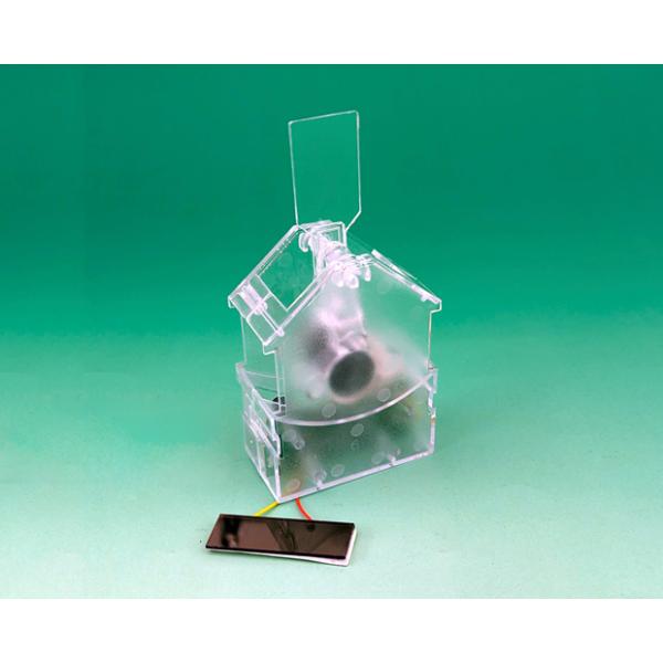 【本体】電源：太陽電池(4セル) 両面テープ付振り子のポップ取り付け面サイズ：17.5(W)?28(H)mm 1.4(t)外形サイズ：51(W)×101(H)×28(D)mm※(H)は振り子の頂点から底面までの長さ