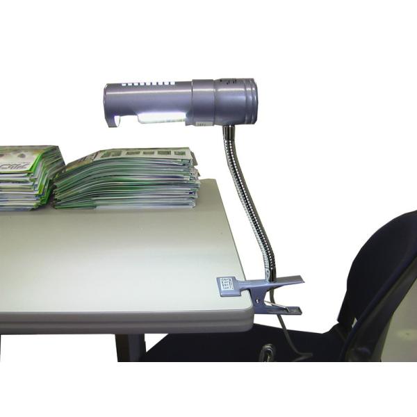 クリップで挟むだけ。必要な時に必要な場所へ設置可能。角度調整可能。写真撮影の照明などにもお使いいただけます。電球の交換が可能。お好みの電球に交換して使うことが出来ます。ケーブルの長さ：1.8mクリップはさみ幅：約30mm電球交換時の注意点：...