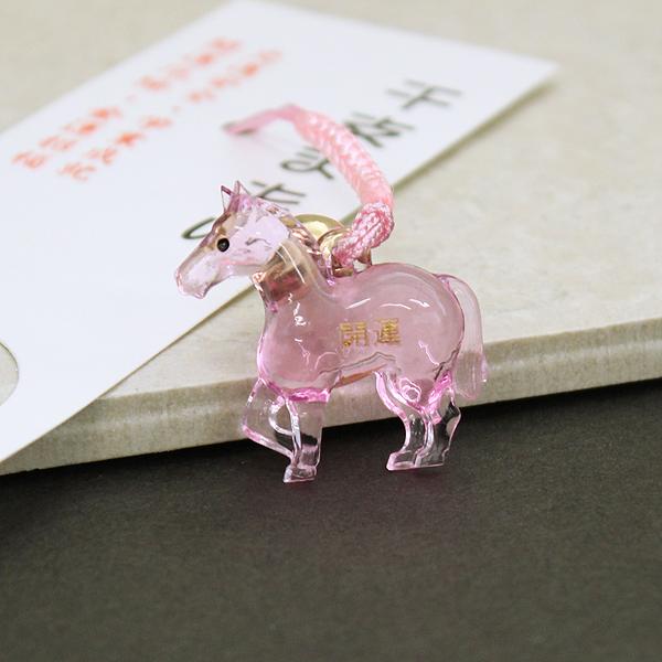 サイズ全長（紐を含めて）約100ｍｍ材　質アクリル、真鍮、レーヨン商品説明2026の年干支午根付紐タイプで取り付けカンタンプチプレゼント 新年挨拶 ギフト 景品商品について台紙、OPP袋入り根付紐は水にぬれると紐が抜けやすくなりますのでご注...