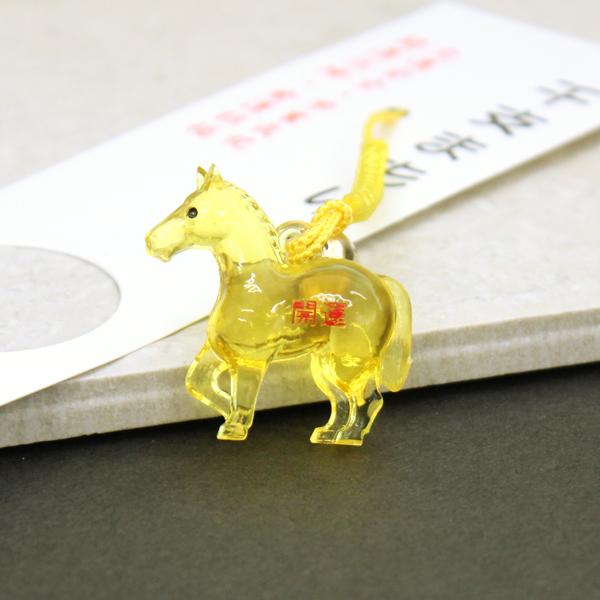 サイズ全長（紐を含めて）約100ｍｍ材　質アクリル、真鍮、レーヨン商品説明2026の年干支午根付紐タイプで取り付けカンタンプチプレゼント 新年挨拶 ギフト 景品商品について台紙、OPP袋入り根付紐は水にぬれると紐が抜けやすくなりますのでご注...