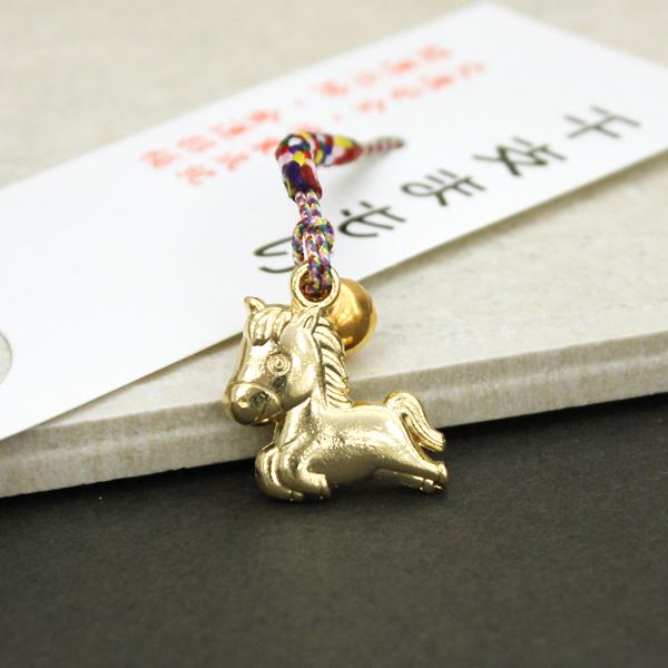 サイズ全長（紐を含めて）約100ｍｍ材　質キャスト（合金）、真鍮、レーヨン商品説明2026の年干支午根付紐タイプで取り付けカンタンプチプレゼント 新年挨拶 ギフト 景品商品について台紙、OPP袋入り根付紐は水にぬれると紐が抜けやすくなります...