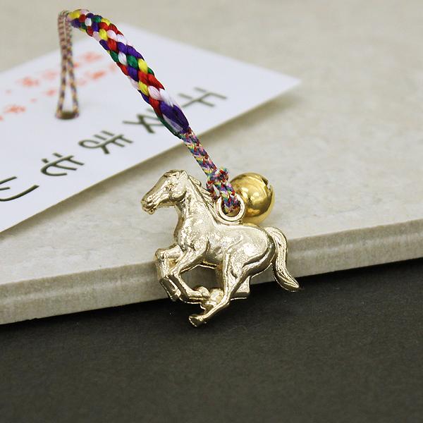 サイズ全長（紐を含めて）約100ｍｍ材　質キャスト（合金）、真鍮、レーヨン商品説明2026の年干支午根付紐タイプで取り付けカンタンプチプレゼント 新年挨拶 ギフト 景品商品について台紙、OPP袋入り根付紐は水にぬれると紐が抜けやすくなります...