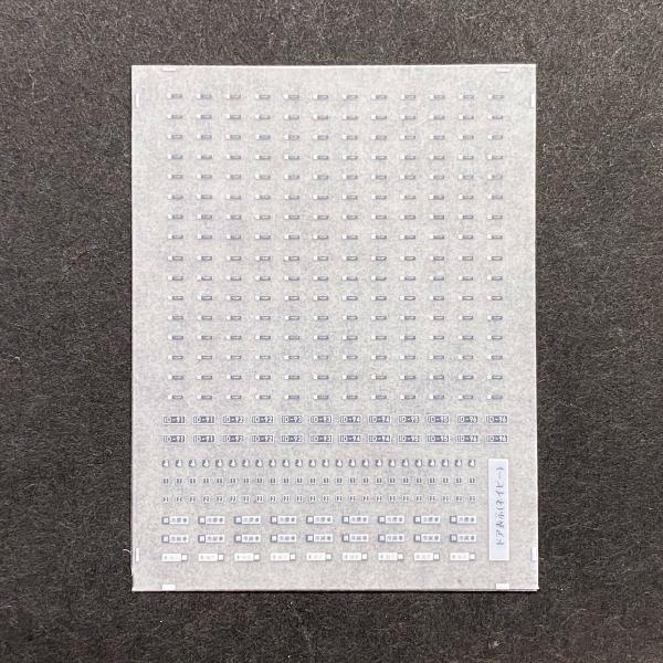 近年の相鉄車（ネイビーブルーカラー）にお使いいただける小型のドア表示インレタです。★収録内容・ネイビー車用ドア表示（96ドア分）・12000系用ベース付きATACS ID表示（ID-91〜ID-96）・乗務員ピクトグラム 適宜・エンド標記 ...